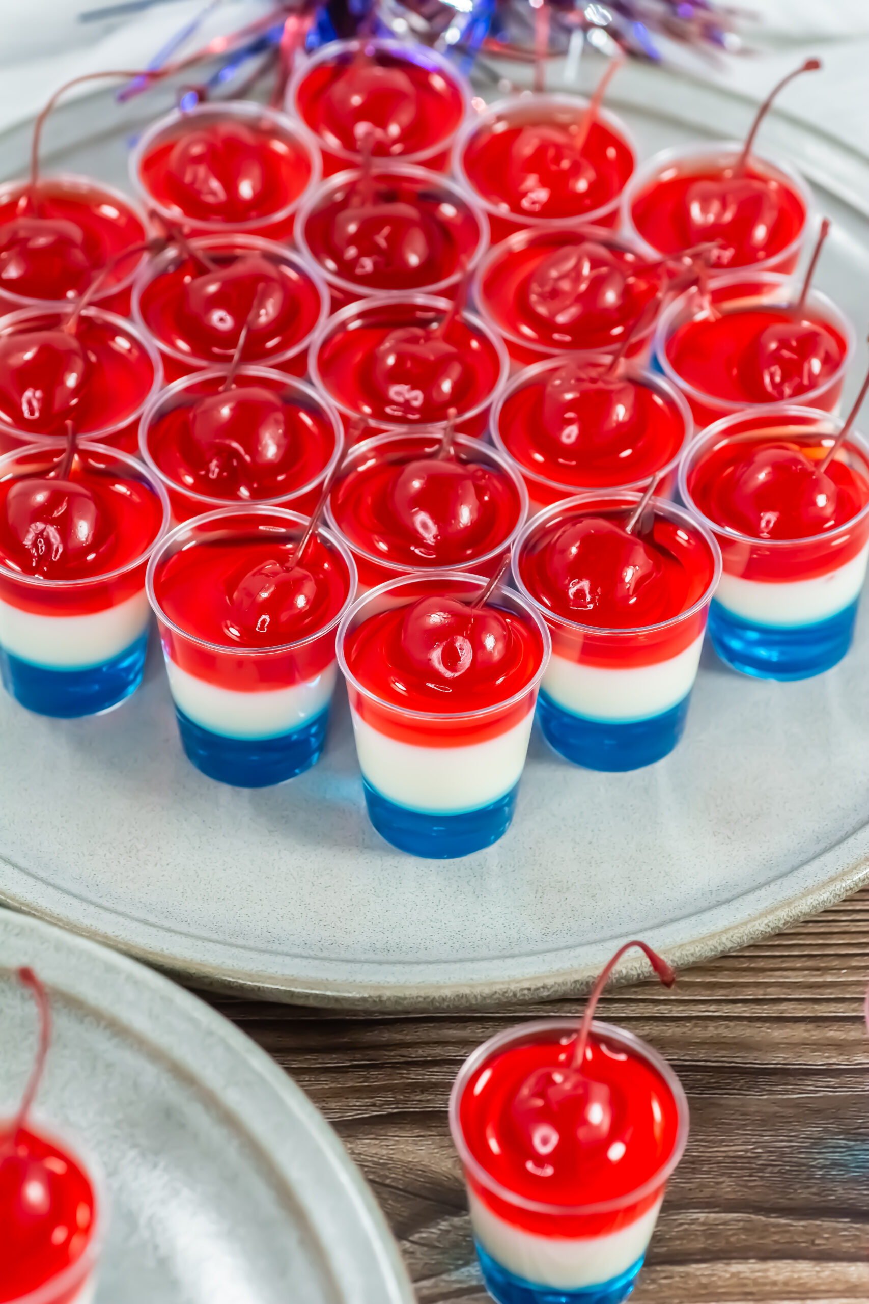 Easy 4th of July Jello Shots Recipe [Red, White and Blue Layered ...